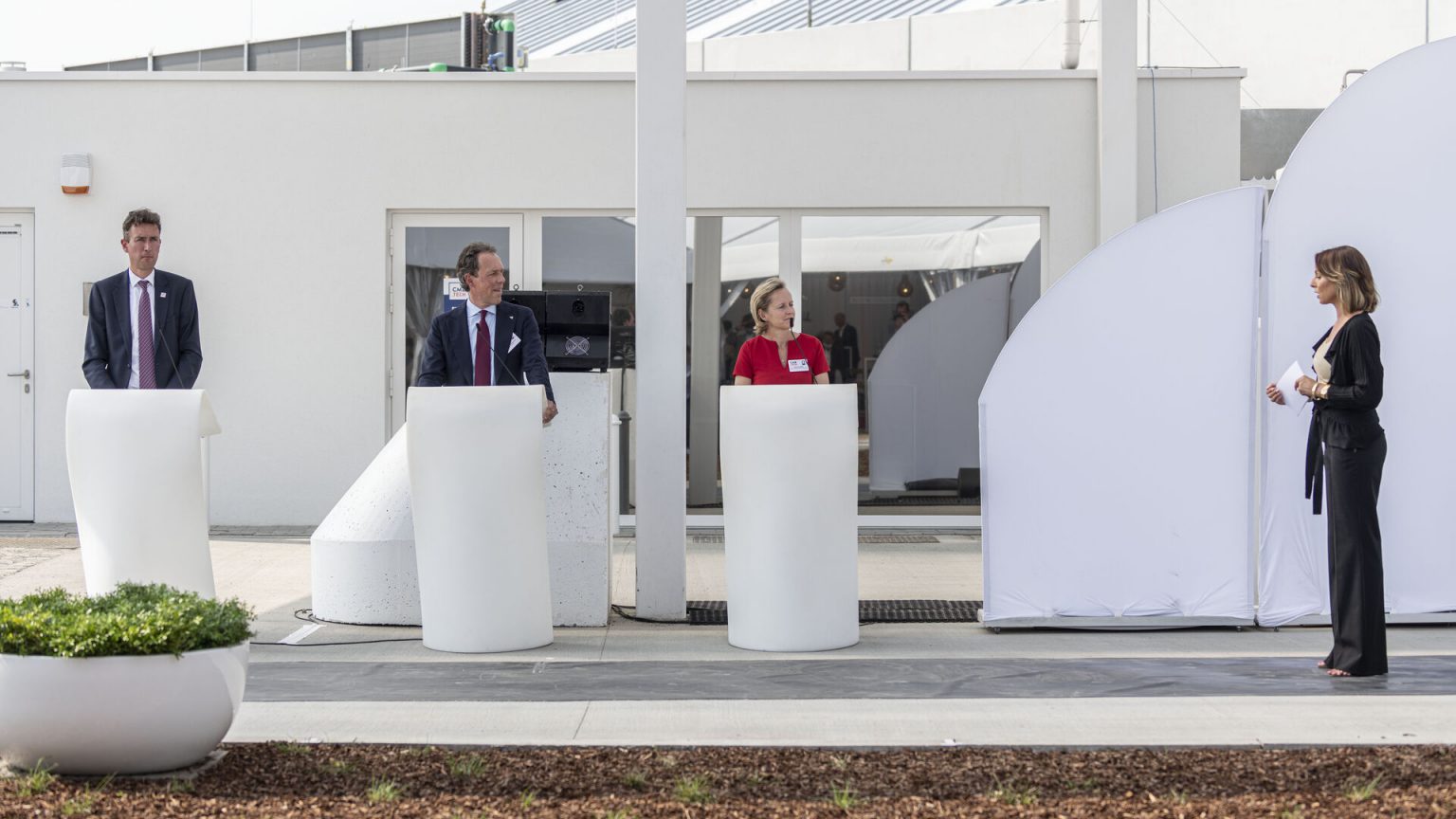 CMB.TECH launches a dual fuel truck and the first green hydrogen station