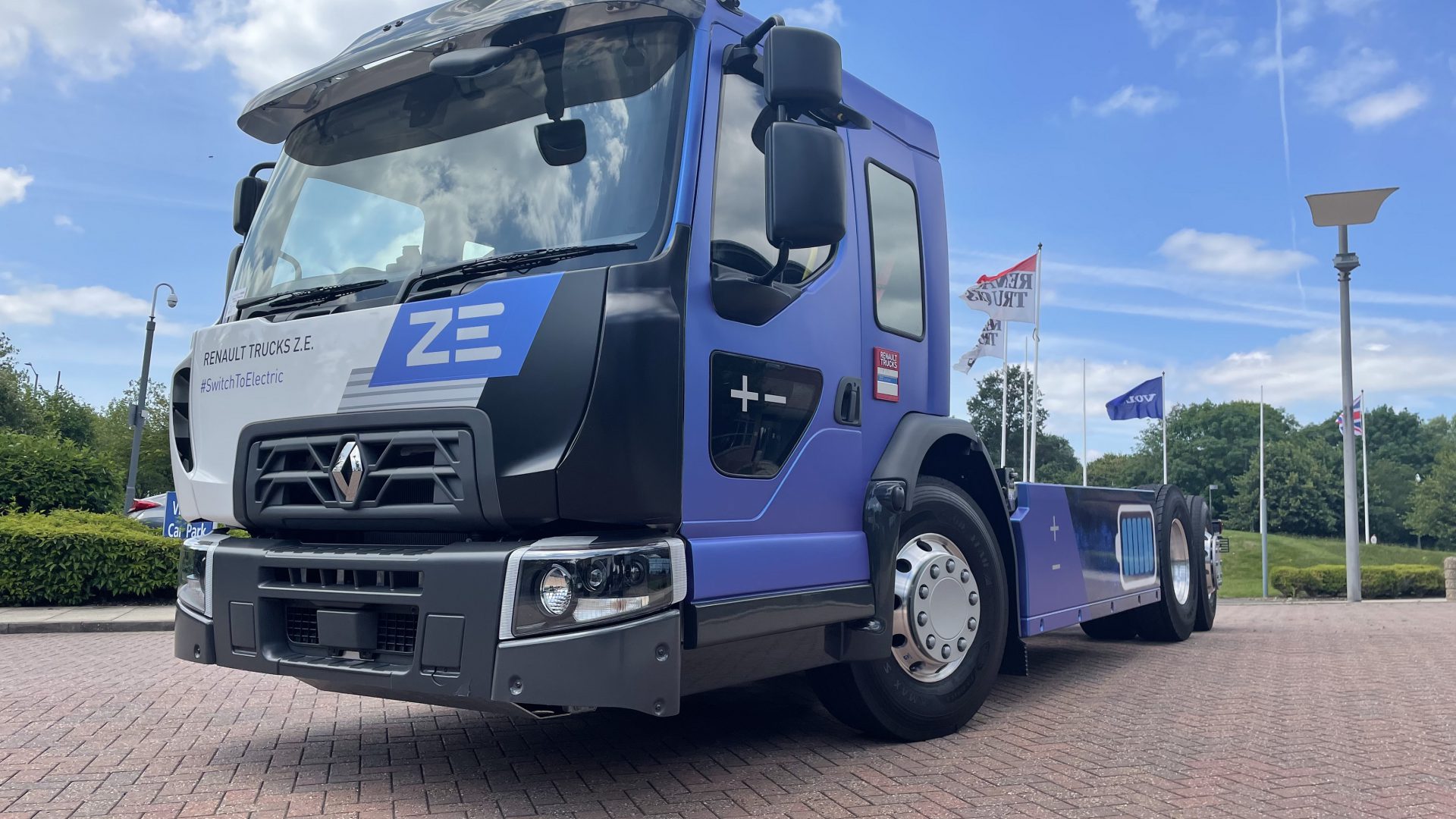 Urban e-truck, Renault D Wide Z.E. Low Entry Cab now available in Europe