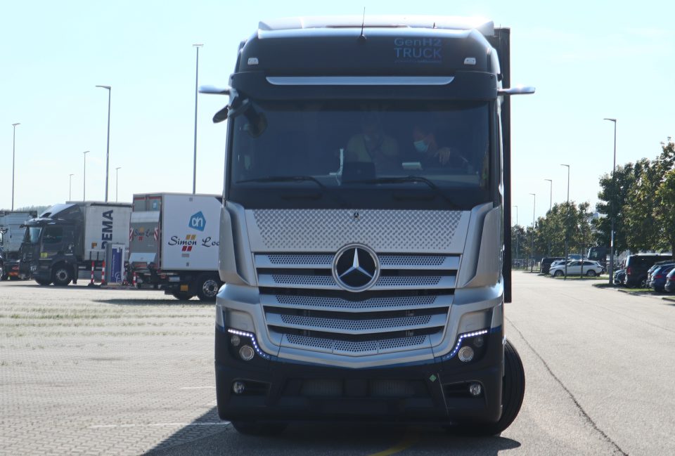 Mercedes-Benz GenH2 fuel cell truck obtains license for road use