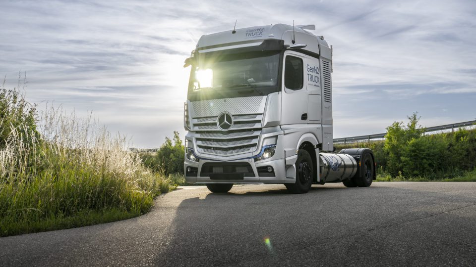 FCEV truck with liquid hydrogen? Mercedes-Benz starts testing it