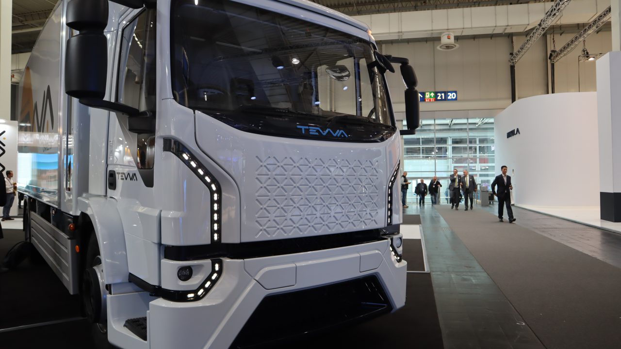 The new 19-ton hydrogen electric truck unveiled by Tevva at IAA ...