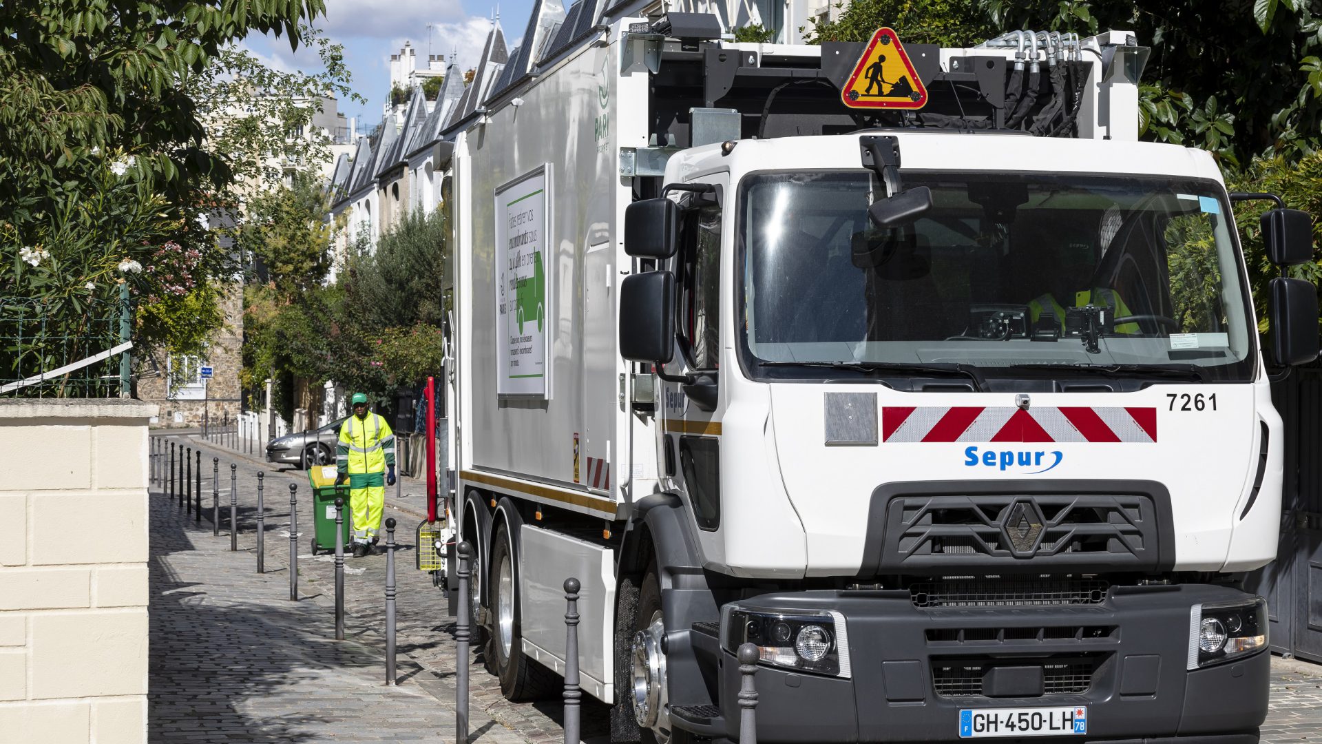 Waste collection in Paris: 18 Renault Trucks e-vehicles at work ...