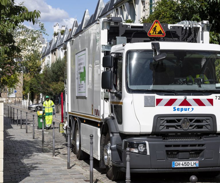 Waste collection in Paris: 18 Renault Trucks e-vehicles at work ...