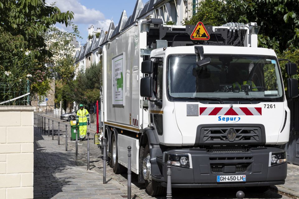 Waste collection in Paris: 18 Renault Trucks e-vehicles at work ...
