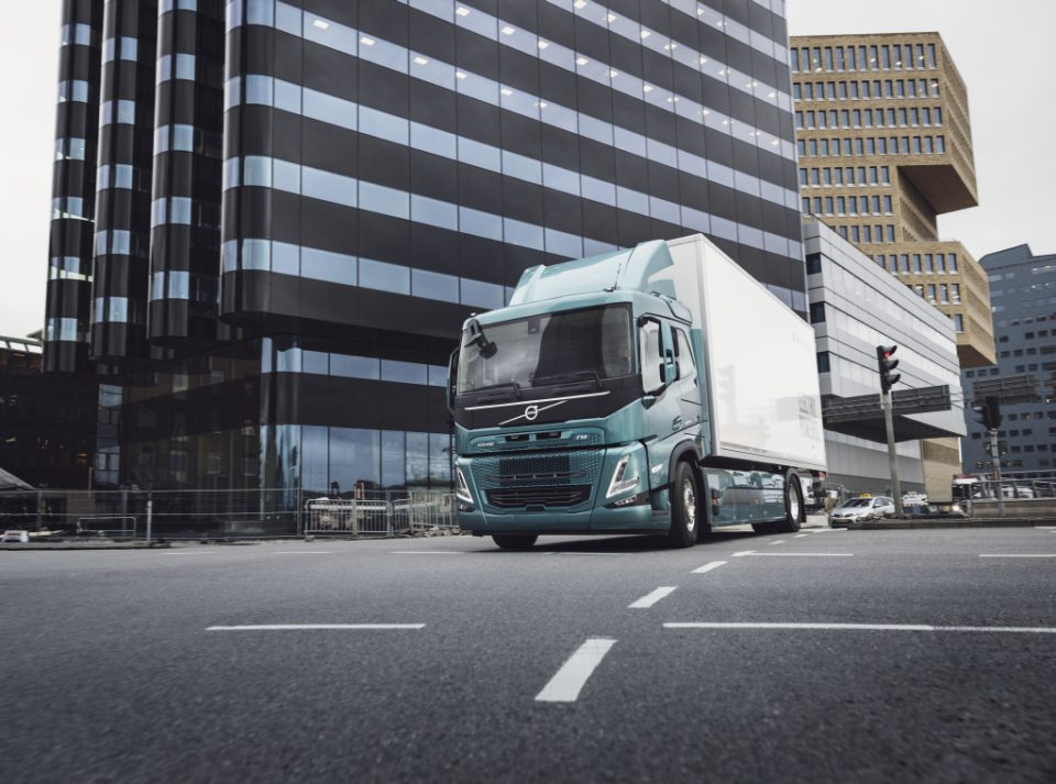 Electric trucks, the Volvo brands delivered almost 1,500 vehicles ...