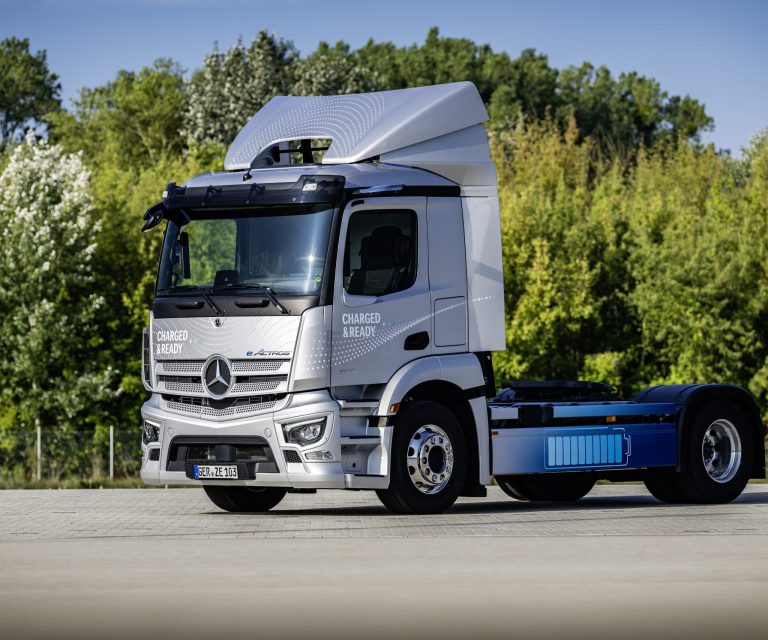 Mercedes, the eActros 300 Tractor drives up to Turkey and gets closer ...