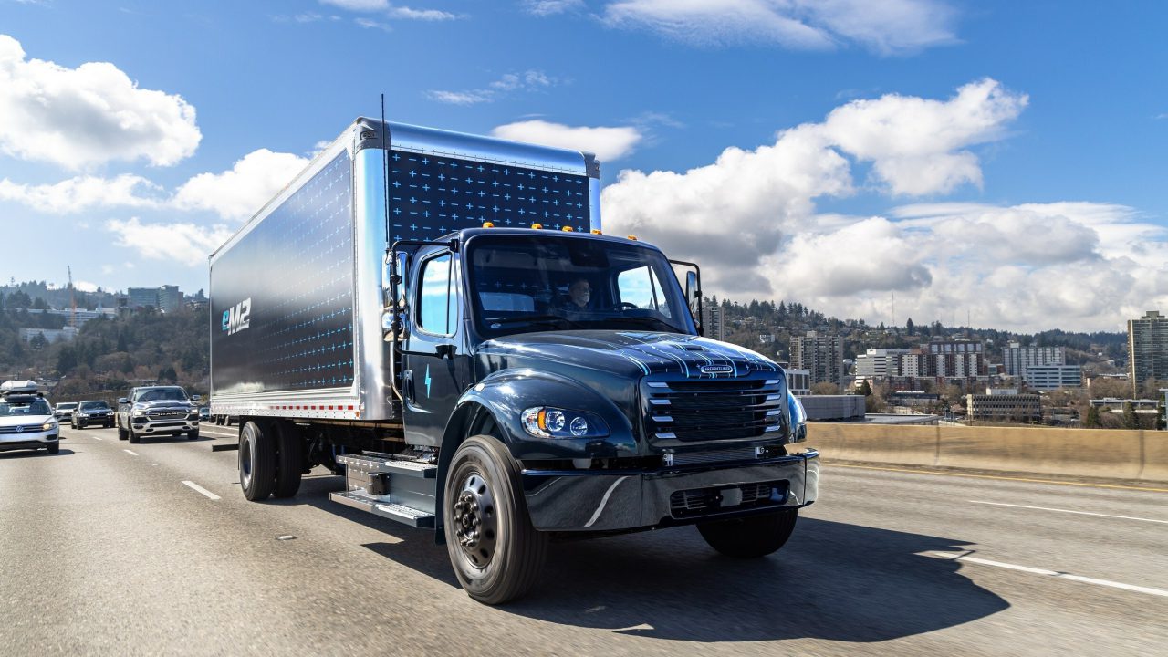 Electric trucks, Freightliner unveils the eM2 model for medium-duty ...