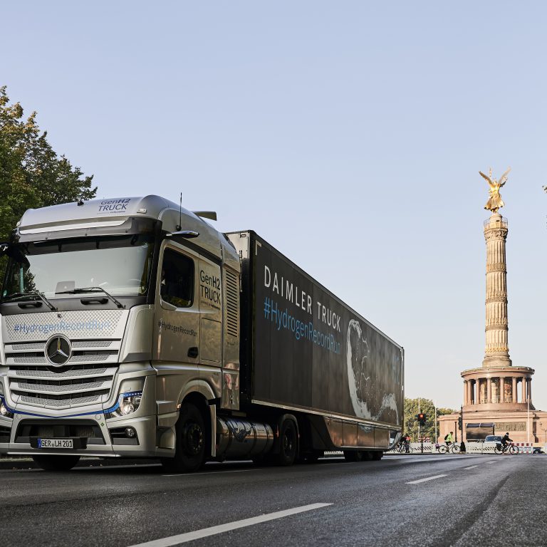 Mercedes-Benz GenH2 hydrogen truck completes record run: more than ...