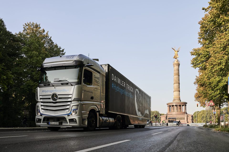 Mercedes-Benz GenH2 hydrogen truck completes record run: more than ...