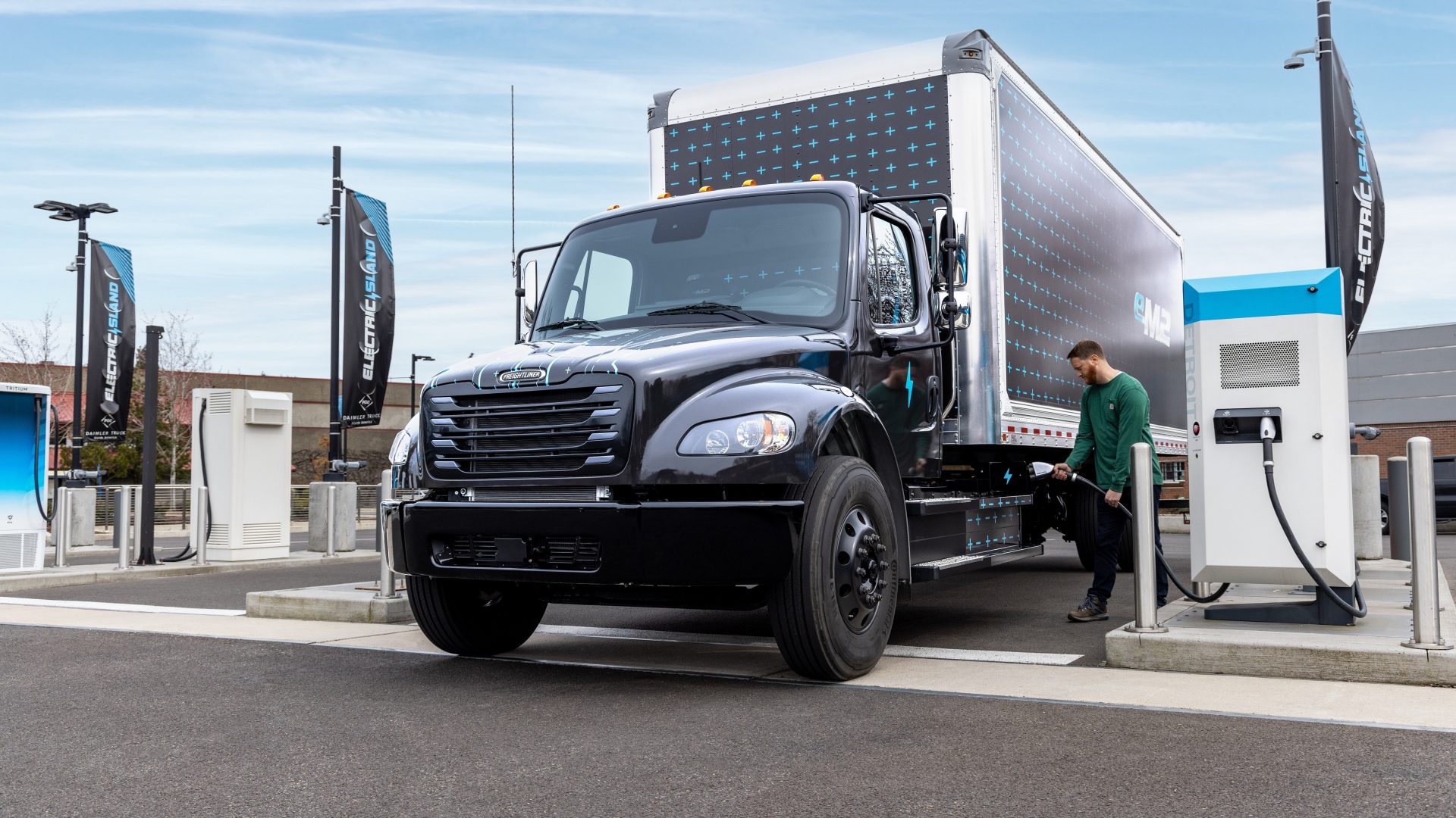 Freightliner eM2 battery electric medium-duty truck, production starts ...