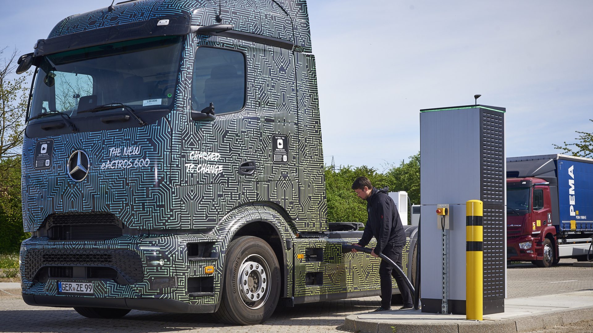 Mercedes-Benz Trucks tests megawatt charging on its eActros 600