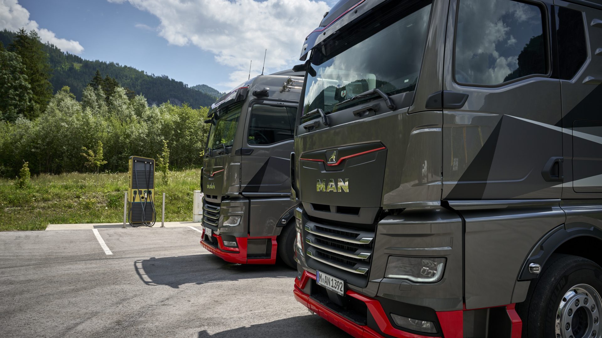 The new eTruck and the first hydrogen ICE vehicle. MAN's zero-emission ...