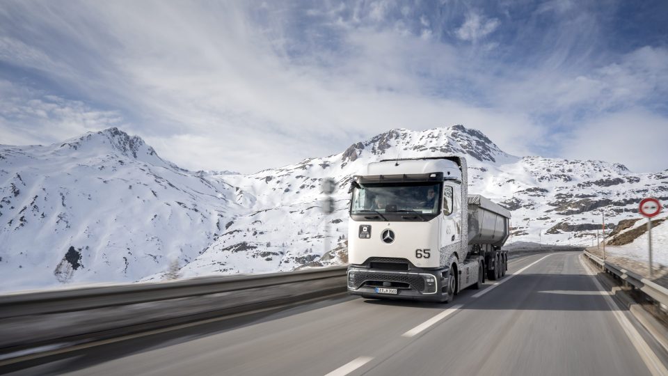 Fuel cell trucks, Mercedes-Benz tests the GenH2 in the Swiss Alps ...