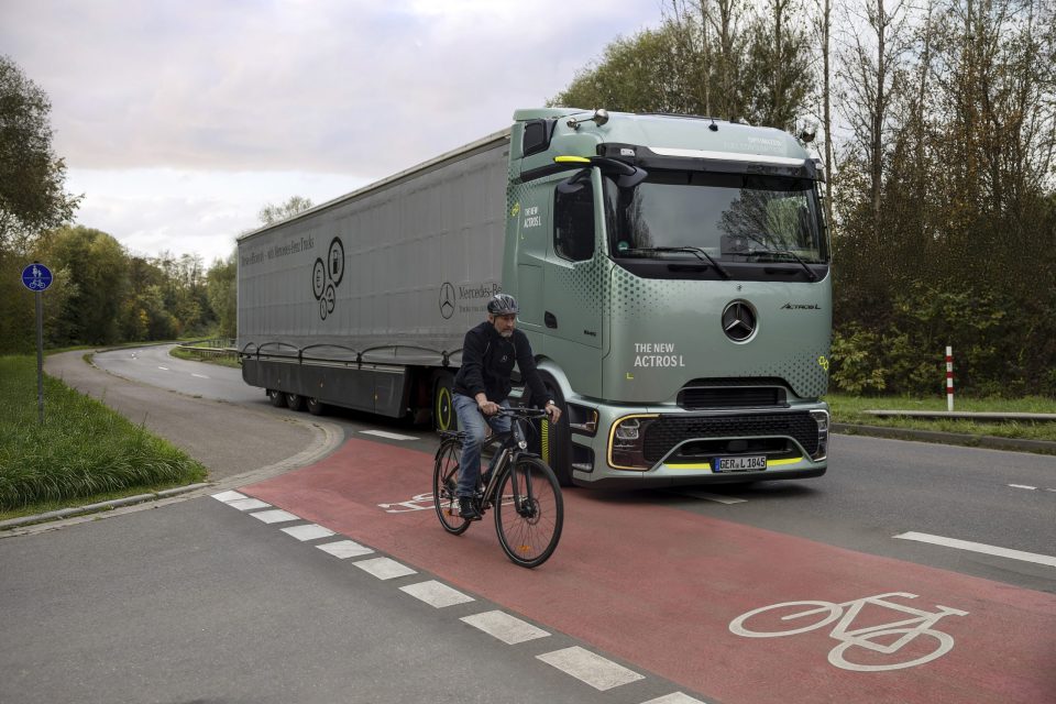 ADAS, Mercedes-Benz Trucks improves safety systems for vulnerable road ...