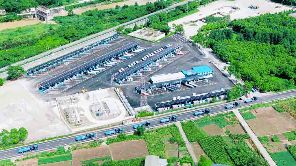 Huawei opens huge heavy-duty truck charging station in China