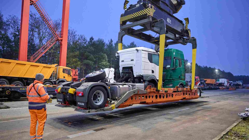 MAN eTGX electric truck for intermodal truck delivery - Sustainable ...