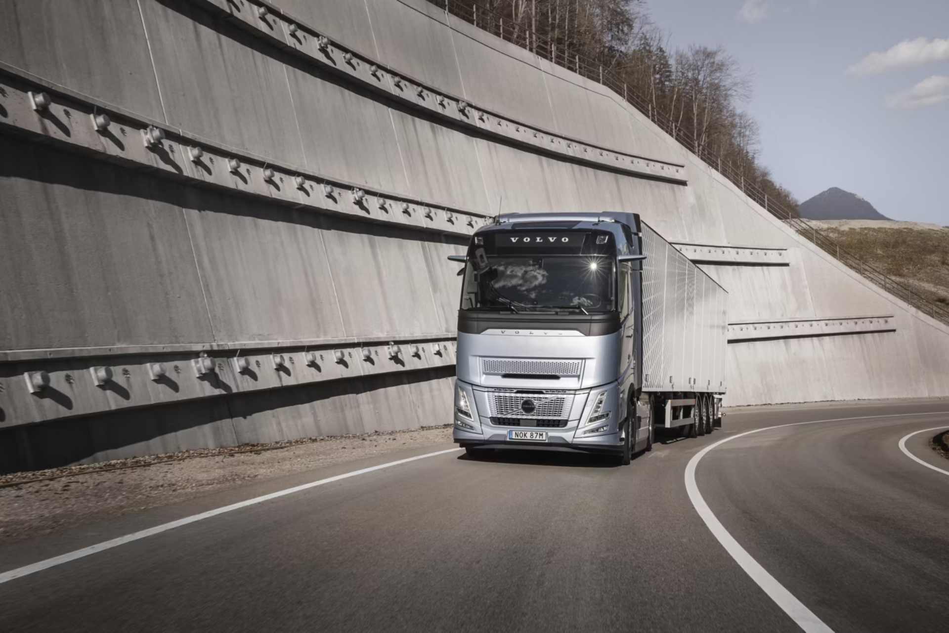 Volvo Trucks introduces stop/start functionality