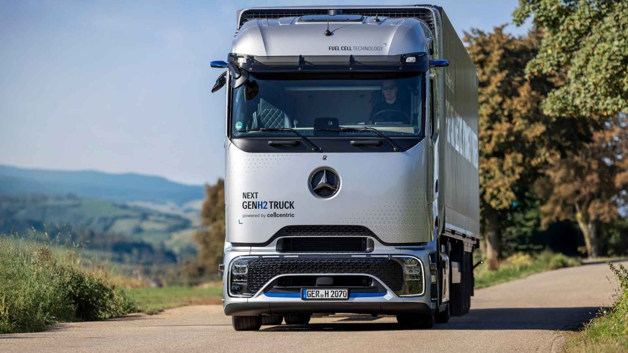 Mercedes plans small series production of its hydrogen truck