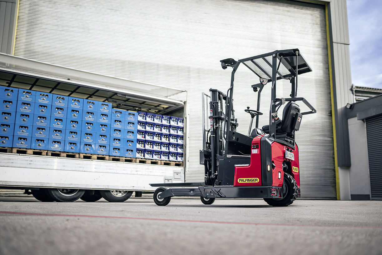 The new middle-seat truck-mounted forklift launched by Palfinger ...